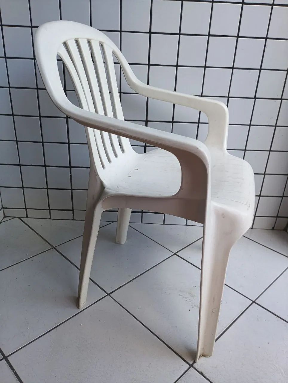 Cadeira de plástico com braço Goyana - Bancos e Cadeiras - Casa Amarela ...