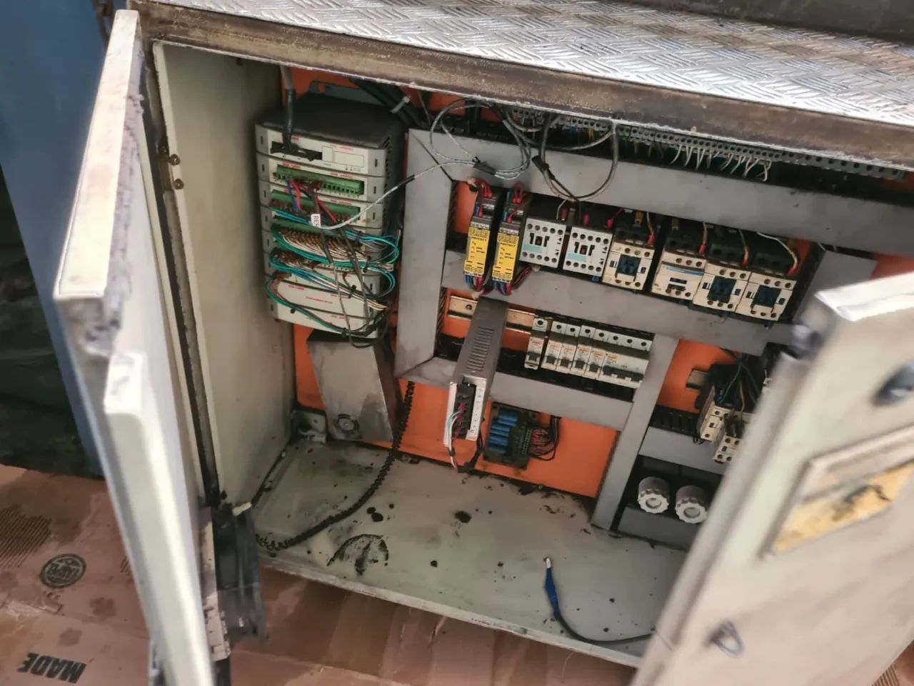 Máquina injetora Jasot 600/150 - Máquinas para produção industrial ...