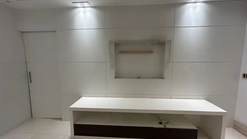 Painel Sala de TV com porta embutida de correr em madeira - Racks e ...