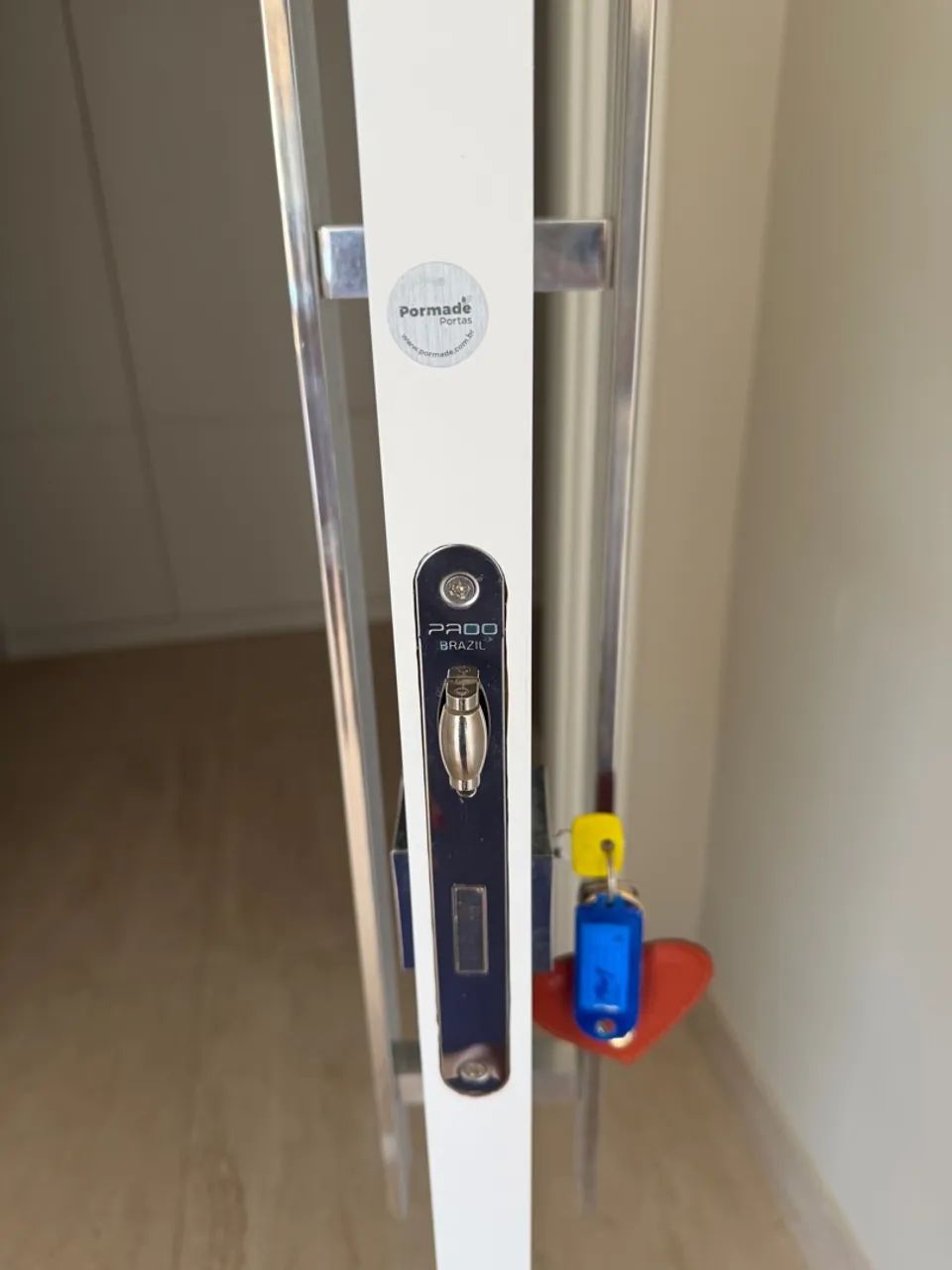 Porta entrada branca puxador imponente - Portas e Janelas - Buritis ...