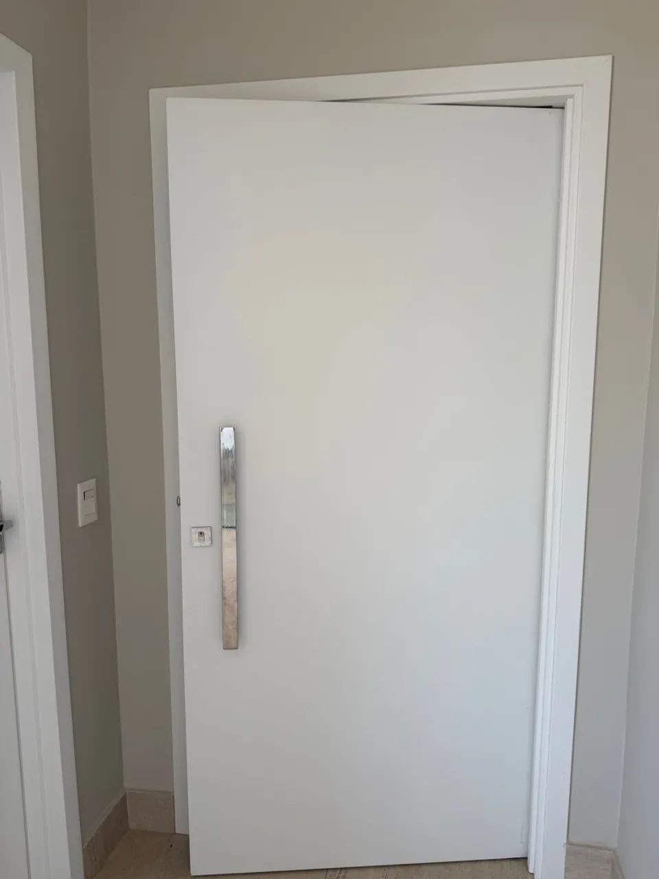 Porta entrada branca puxador imponente - Portas e Janelas - Buritis ...