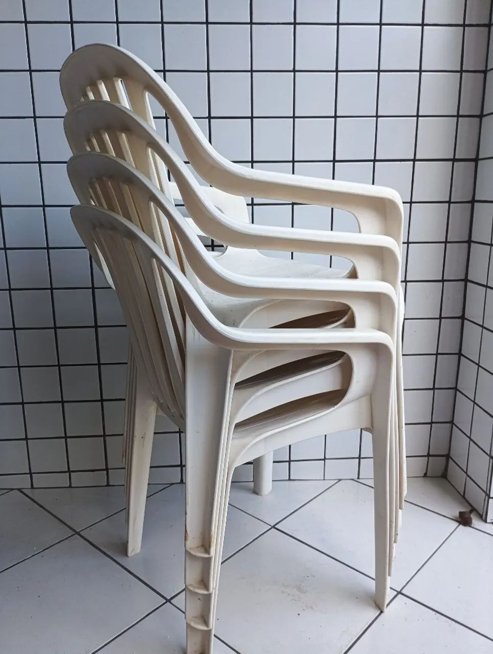 Cadeira de plástico com braço Goyana - Bancos e Cadeiras - Casa Amarela ...