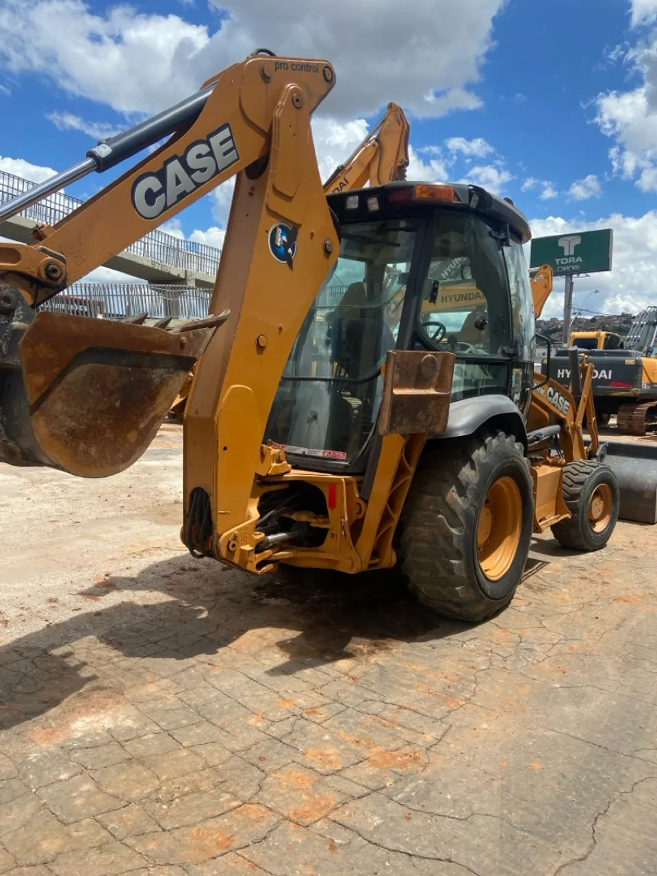 "retro escavdeira" no Brasil