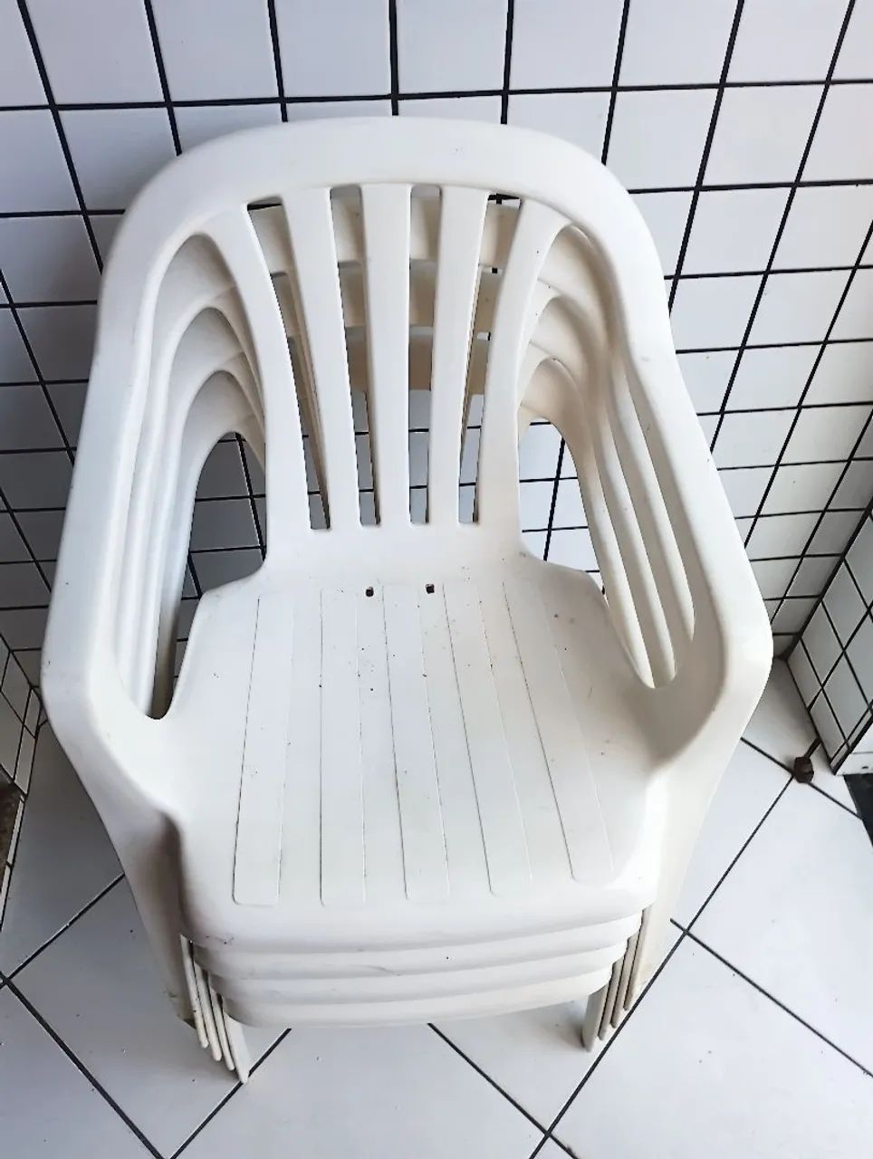Cadeira de plástico com braço Goyana - Bancos e Cadeiras - Casa Amarela ...