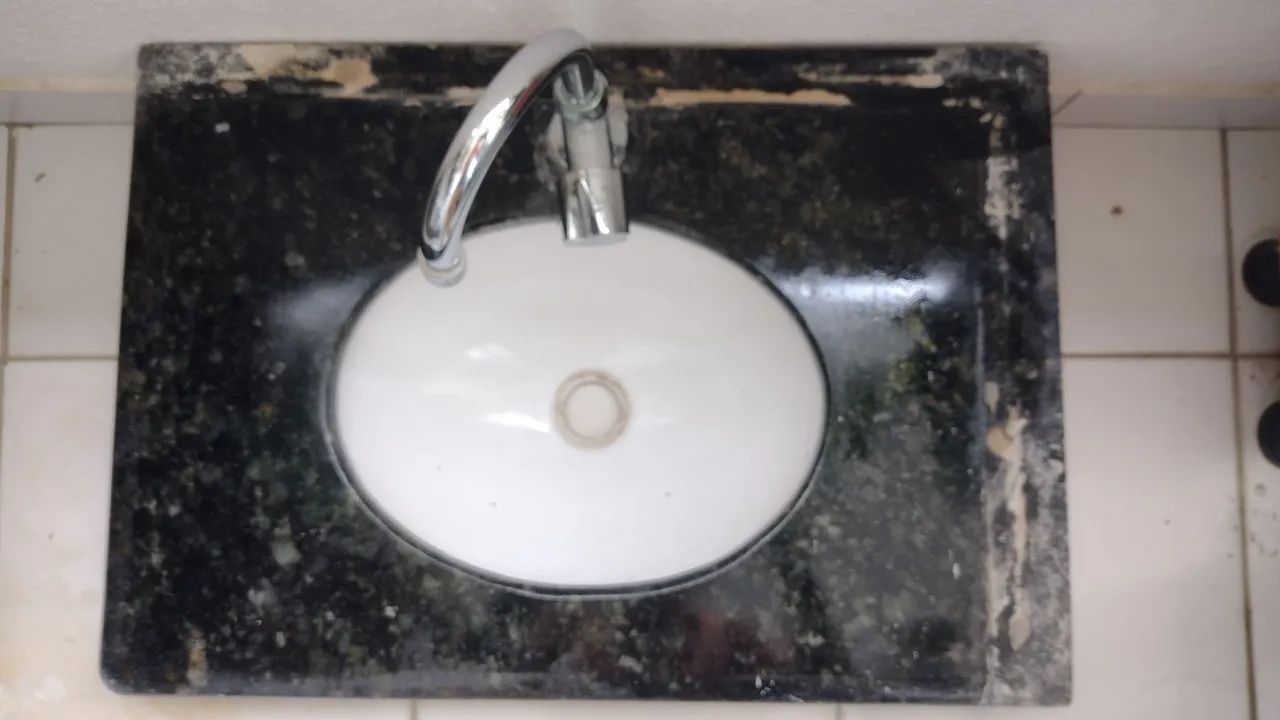 Pia em granito e cuba Deca para banheiro em granito preto - Cubas e ...