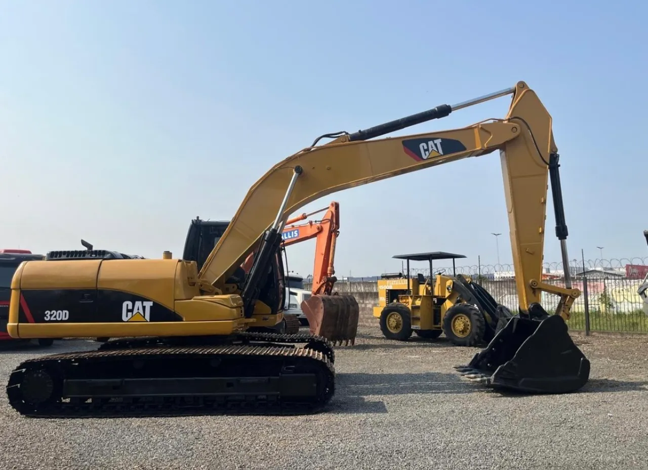 "escavadeiras caterpillar 320" no Brasil