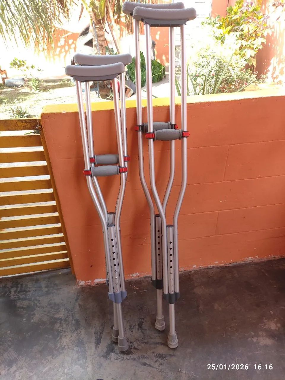 VENDO - DOIS PARES DE MULETAS AJUSTÁ - Equipamentos Médicos e ...