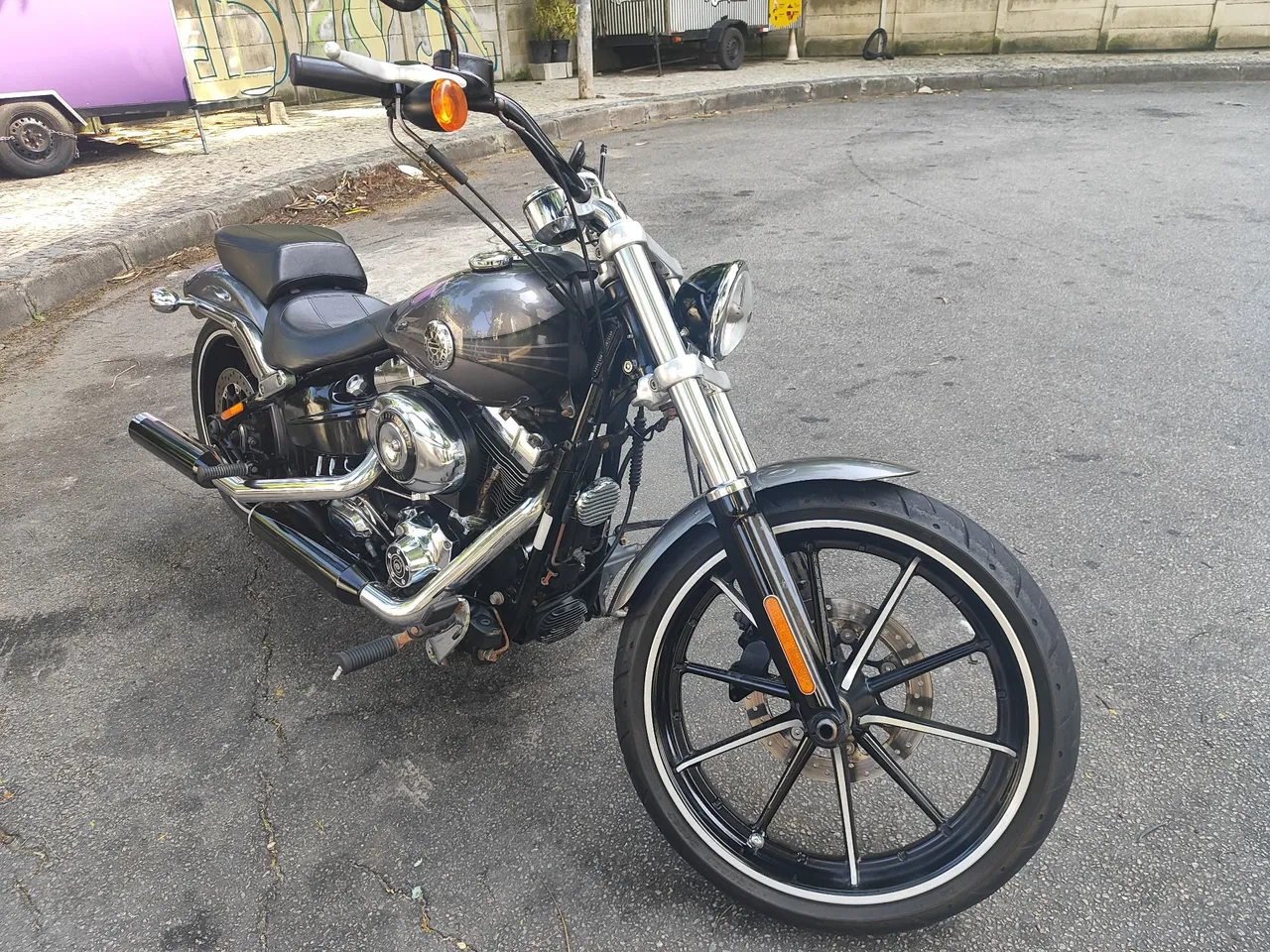 Motos HARLEY-DAVIDSON BREAKOUT no Brasil