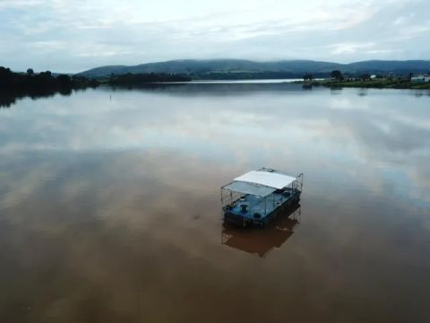 "barco flutuante" no Brasil