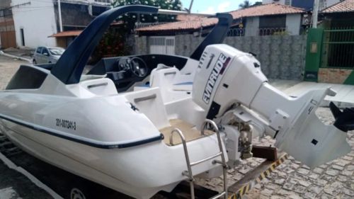 "lancha motorboat" no Brasil