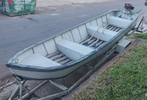 "barco de pesca com motor" no Brasil