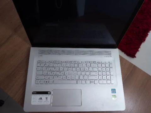 17 polegadas ou maior no Brasil