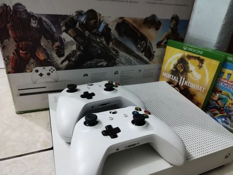 "console xbox one s 1tb com 2 controles" - Consoles de Vídeo Game no Brasil