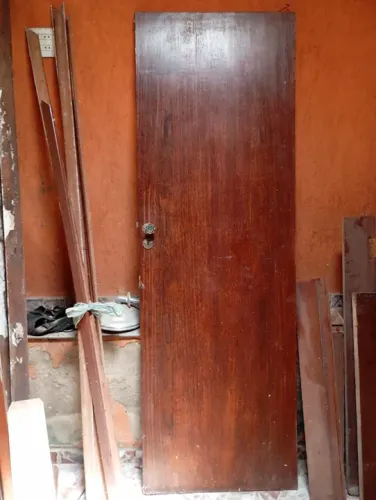 "alisar de porta" no Brasil