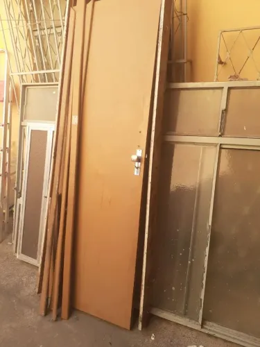 "alizar de porta" no Brasil