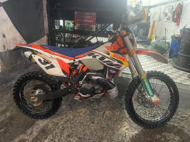 Motos KTM EXC 300 no Brasil