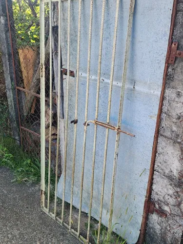 "portao e grade de ferro" - Portas e Janelas no Brasil