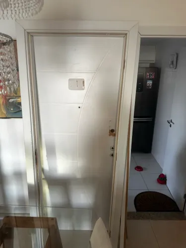 "alisar de porta" no Brasil