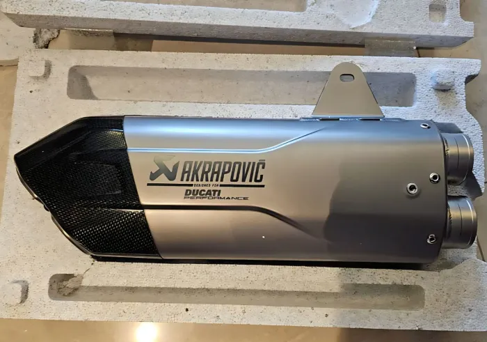 "escape akrapovic" no Brasil