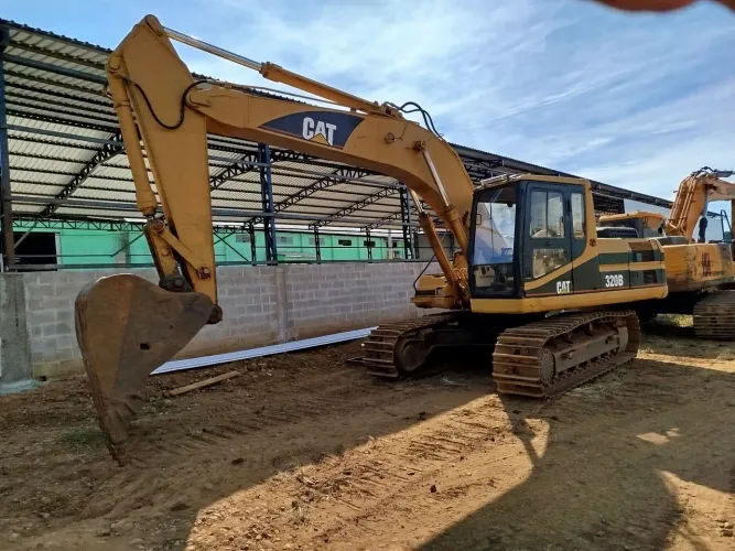 "escavadeiras caterpillar 320" no Brasil
