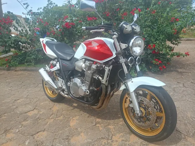 Motos Honda CB1300 no Brasil