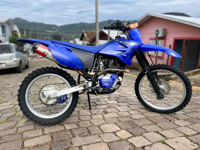 Motos Yamaha TT-R 230 no Brasil
