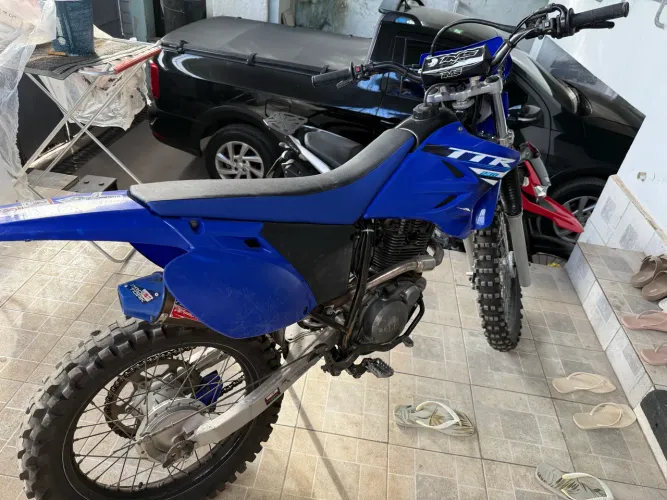 Motos Yamaha TT-R 230 no Brasil