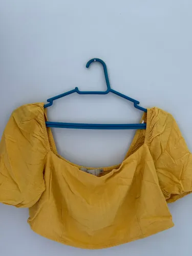"cropped amarelo" no Brasil