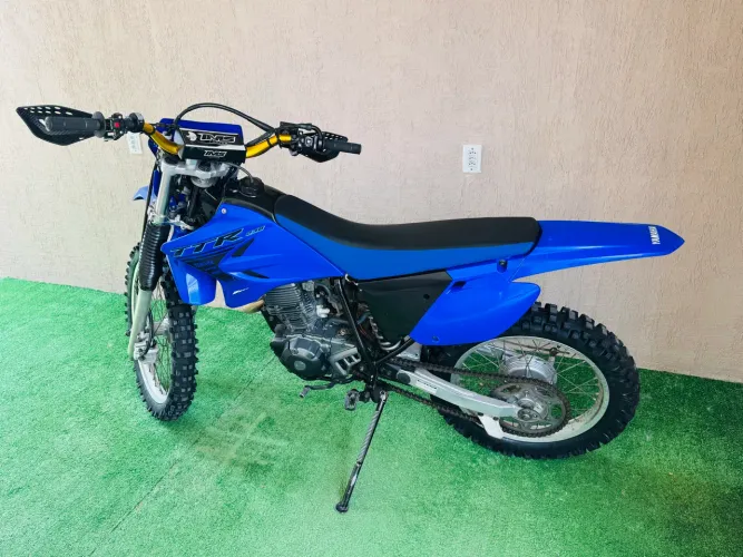 Motos Yamaha TT-R 230 no Brasil
