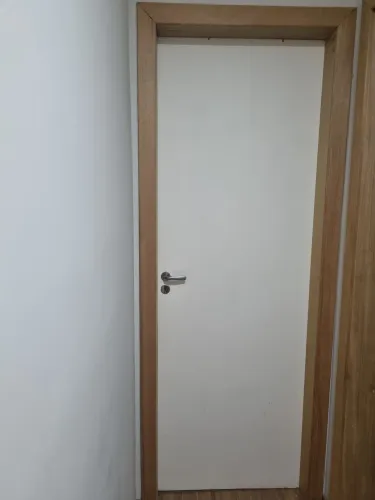 "alisar de porta" no Brasil