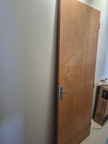 "alisar de porta" no Brasil