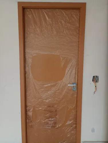 "alisar de porta" no Brasil