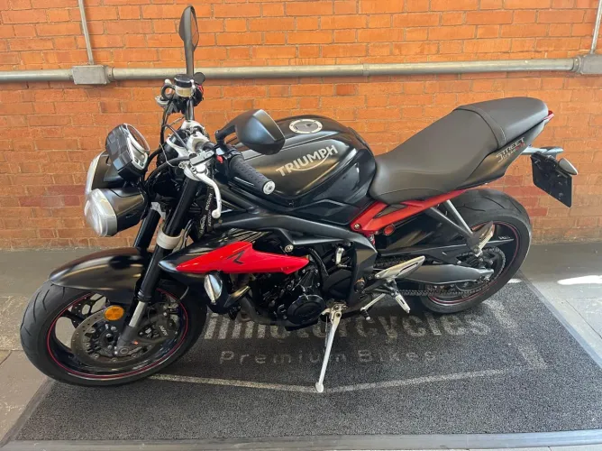 Motos Triumph Street Triple 675 no Brasil
