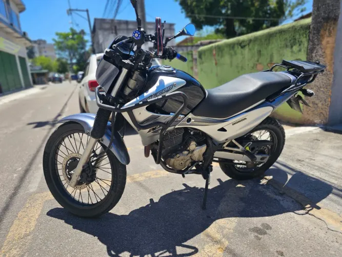 Motos Honda NX 4 Falcon 400 no Brasil