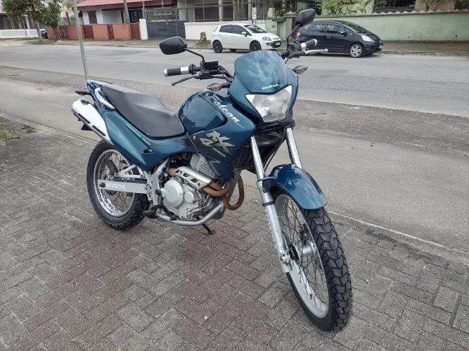 Motos Honda NX 4 Falcon 400 no Brasil