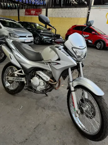 Motos Honda NX 400i Falcon no Brasil