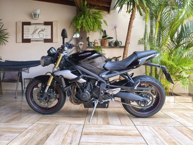Motos Triumph Street Triple 675 no Brasil