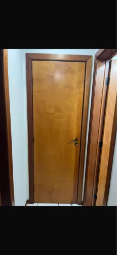 "alisar de porta" no Brasil