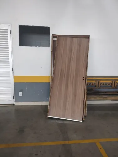"alizar de porta" no Brasil