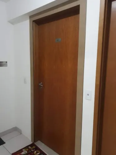 "alisar de porta" no Brasil