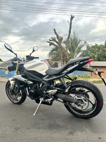 Motos Triumph Street Triple 675 no Brasil