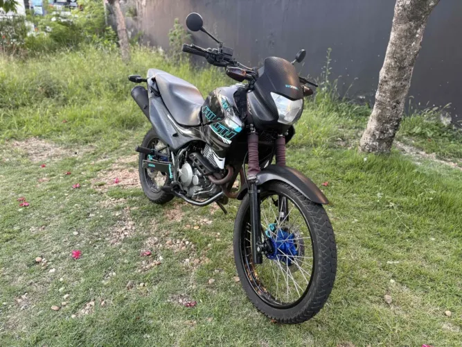 Motos Honda NX 4 Falcon 400 no Brasil