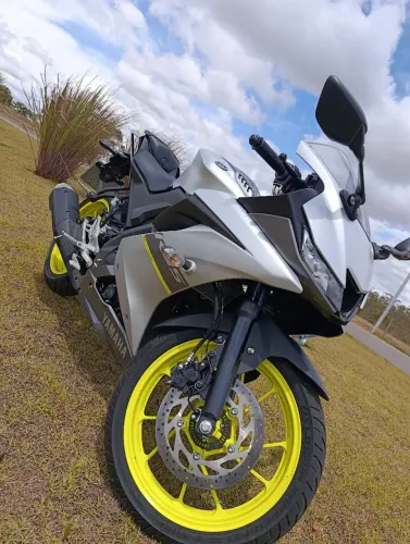 Motos Yamaha YZF R-15 155 ABS no Brasil