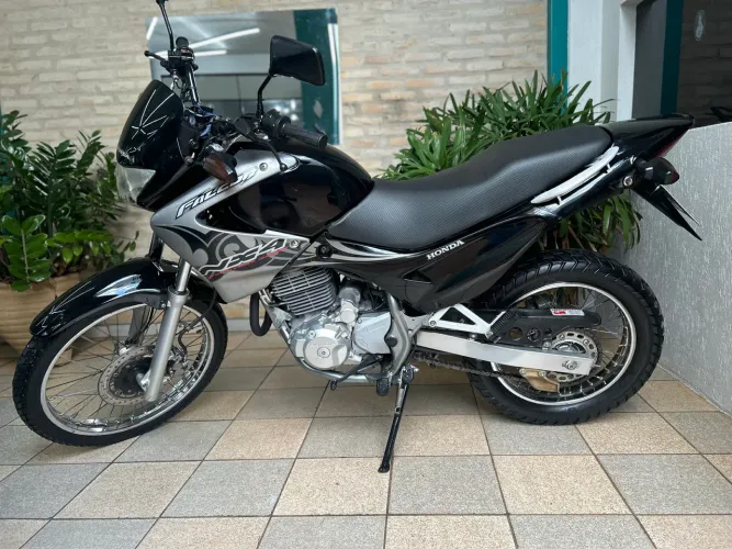 Motos Honda NX 4 Falcon 400 no Brasil
