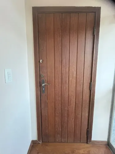 "alizar de porta" no Brasil