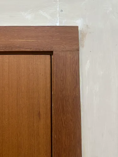 "alisar de porta" no Brasil