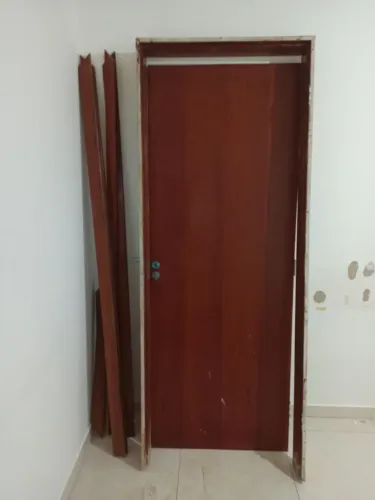 "alizar de porta" no Brasil