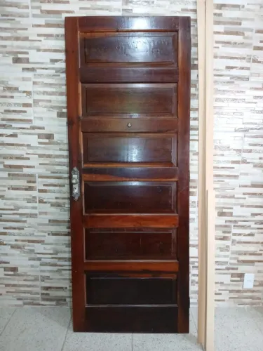 "alisar de porta" no Brasil